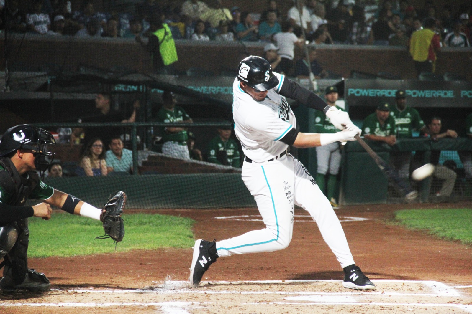 Tarde de dos jonrones de Edwin Díaz ante Durango