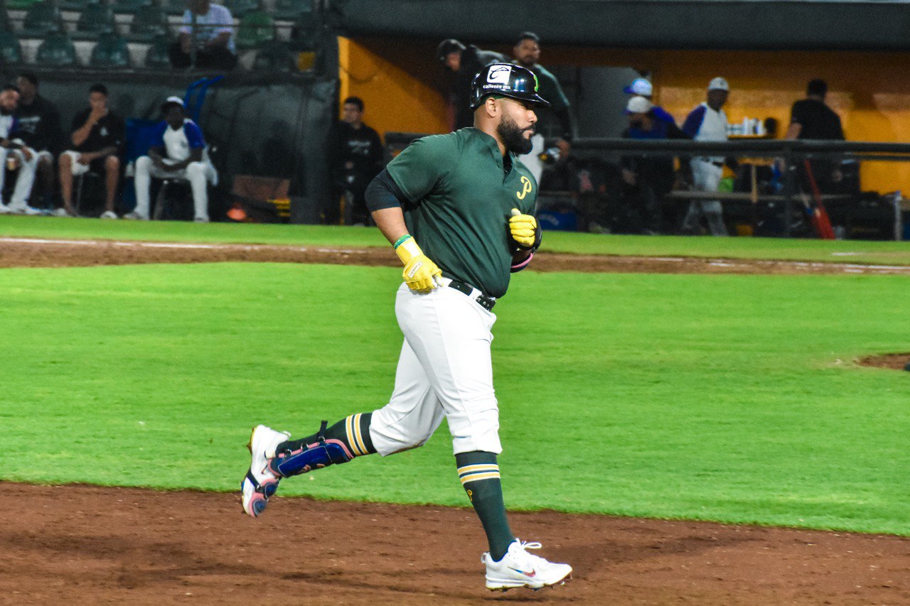 Explota el bat de Nellie Rodríguez