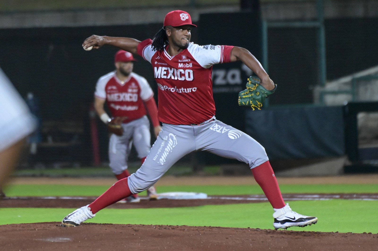 Llega el pitcher dominicano Oscar de la Cruz a Caliente