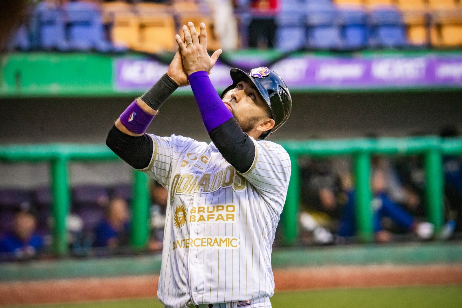 Jesse Castillo llega a 1,000 carreras anotadas en triunfo Dorado