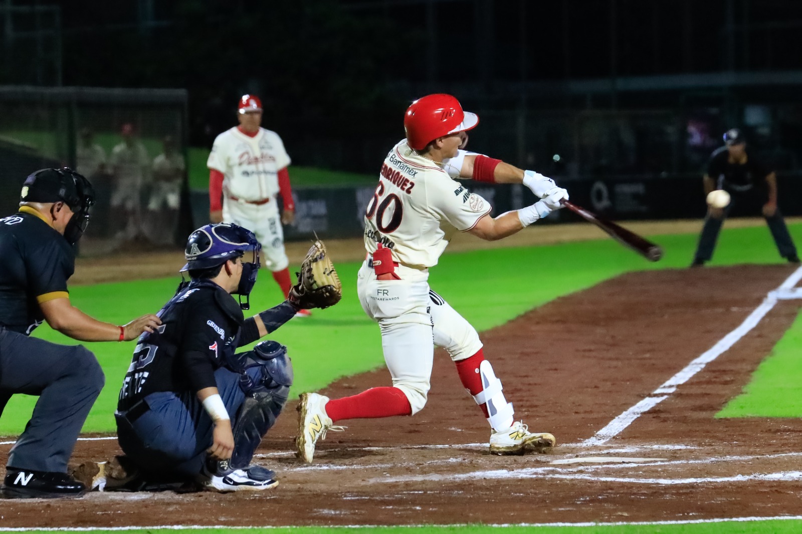 Brilla Sebastián Enríquez con el bat en el triunfo de los Diablos Rojos ...